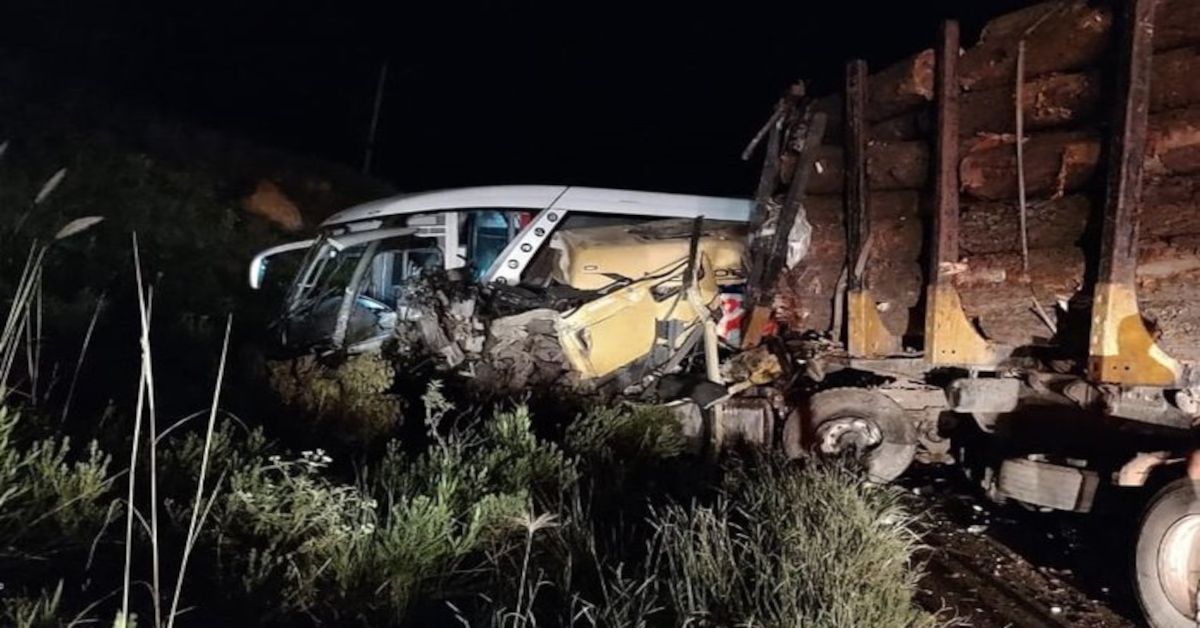 Tragédia na RS-471: Grave acidente entre três caminhões e ônibus deixa ...