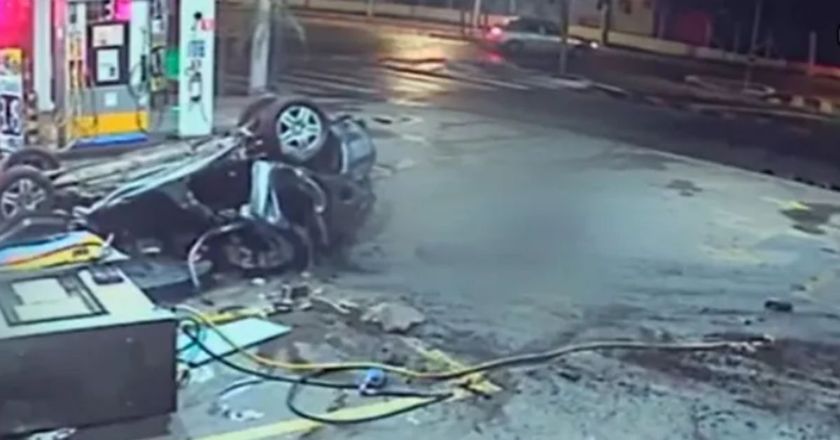 Carro bate repentinamente nas bombas de posto em SP e deixa cenário devastador com vítimas ...